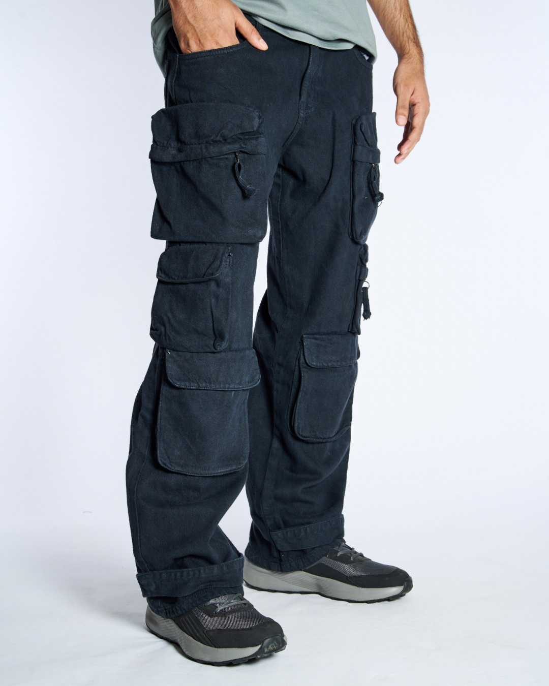 Buy Men's Black Cargo Pants Online at Bewakoof