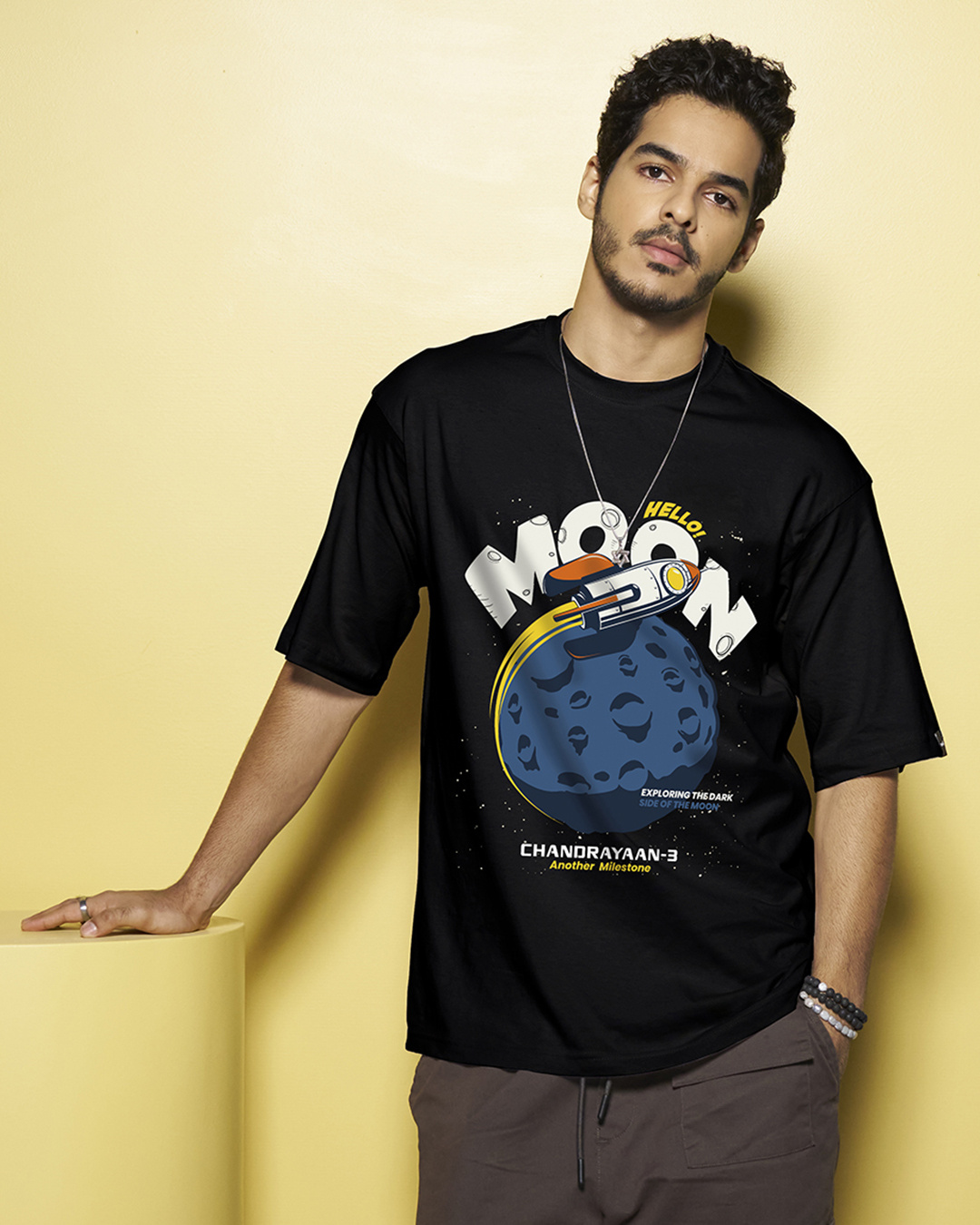 Buy Men's Black Chandrayaan 3 Hello Moon Graphic Printed Oversized T-shirt Online at Bewakoof