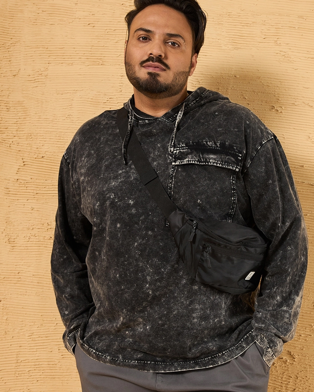 Buy Men's Black Oversized Plus Size Acid Wash Hoodie T-shirt Online at Bewakoof