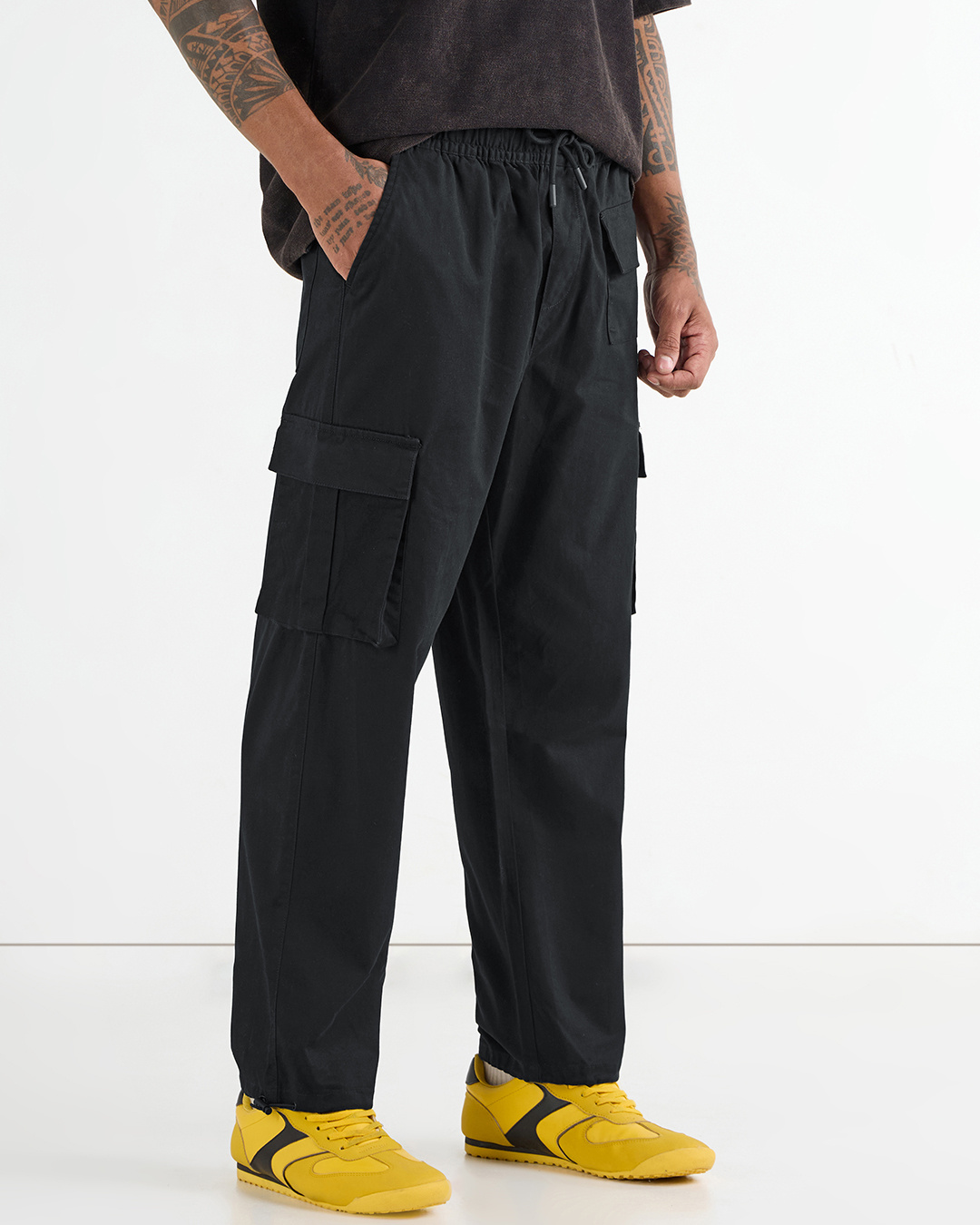 Buy Men's Black Straight Fit Cargo Pants Online at Bewakoof