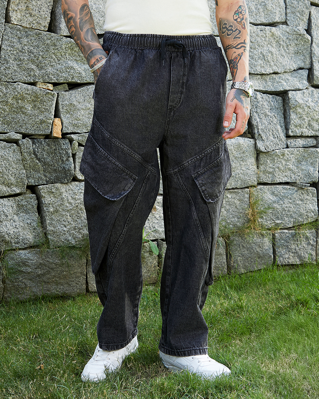 Buy Men's Black Washed Straight Fit Cargo Jeans Online at Bewakoof